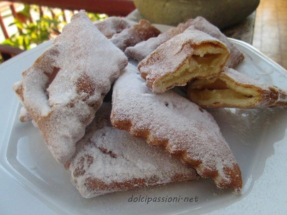 Chiacchiere ripiene di crema pasticcera - Dolci Passioni